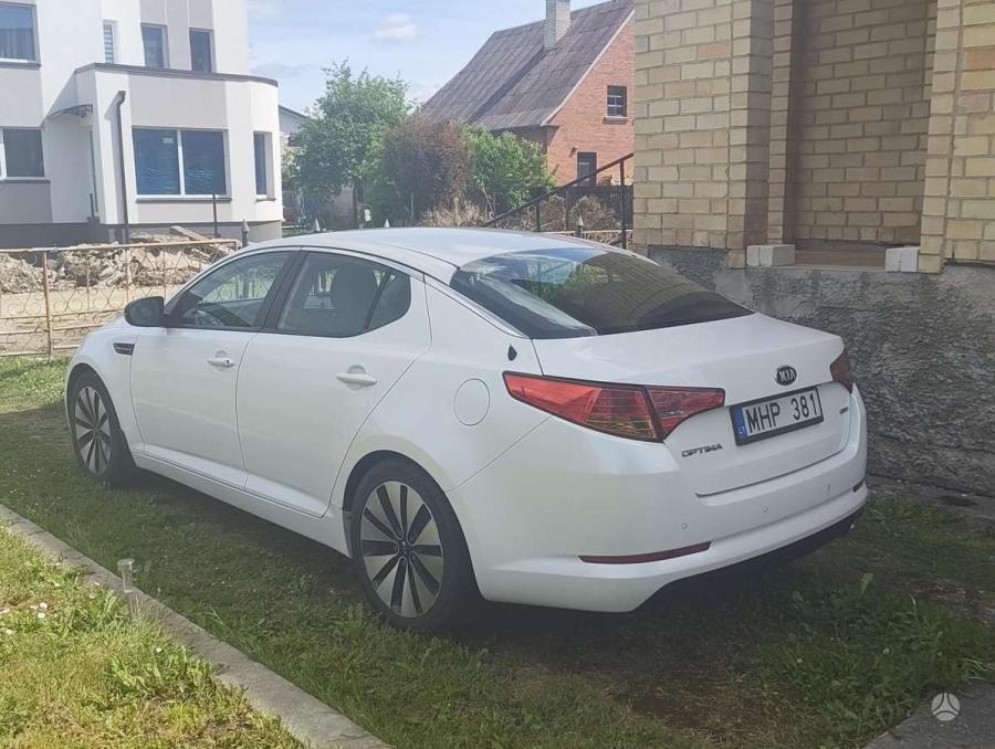White Kia Optima 2012 in Kursenai, with an engine capacity of 1.70 L and mileage of 277 thousand km for 4300 €, photo 3 on AUTOMOTO.COM.LV