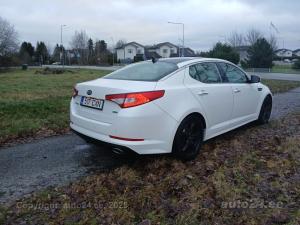 White Kia Optima 2013 in Tallinn, with an engine capacity of 1.70 L and mileage of 301 thousand km for 6666 €, photo 4 on AUTOMOTO.COM.LV