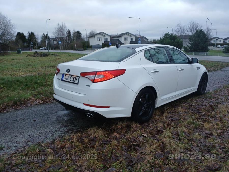 White Kia Optima 2013 in Tallinn, with an engine capacity of 1.70 L and mileage of 301 thousand km for 6666 €, photo 4 on AUTOMOTO.COM.LV