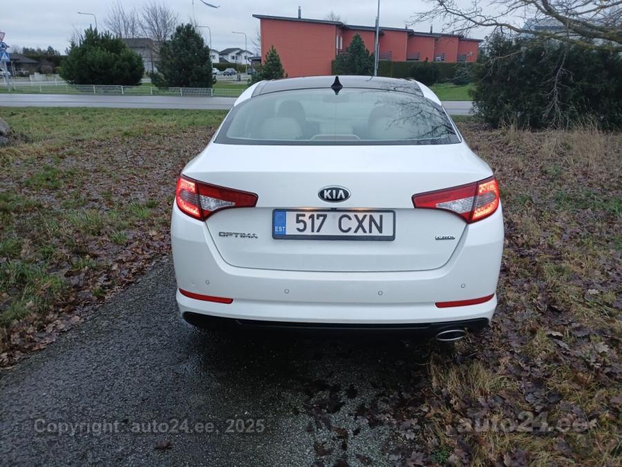 White Kia Optima 2013 in Tallinn, with an engine capacity of 1.70 L and mileage of 301 thousand km for 6666 €, photo 5 on AUTOMOTO.COM.LV