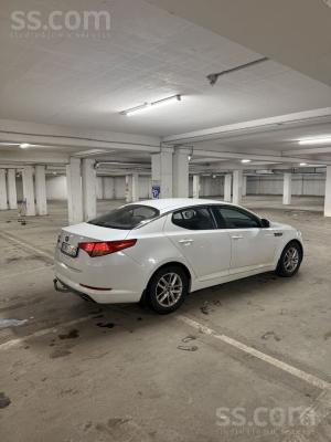 White Kia Optima 2013 in Liepaja, with an engine capacity of 2.00 L and mileage of 229 thousand km for 5900 €, photo 4 on AUTOMOTO.COM.LV