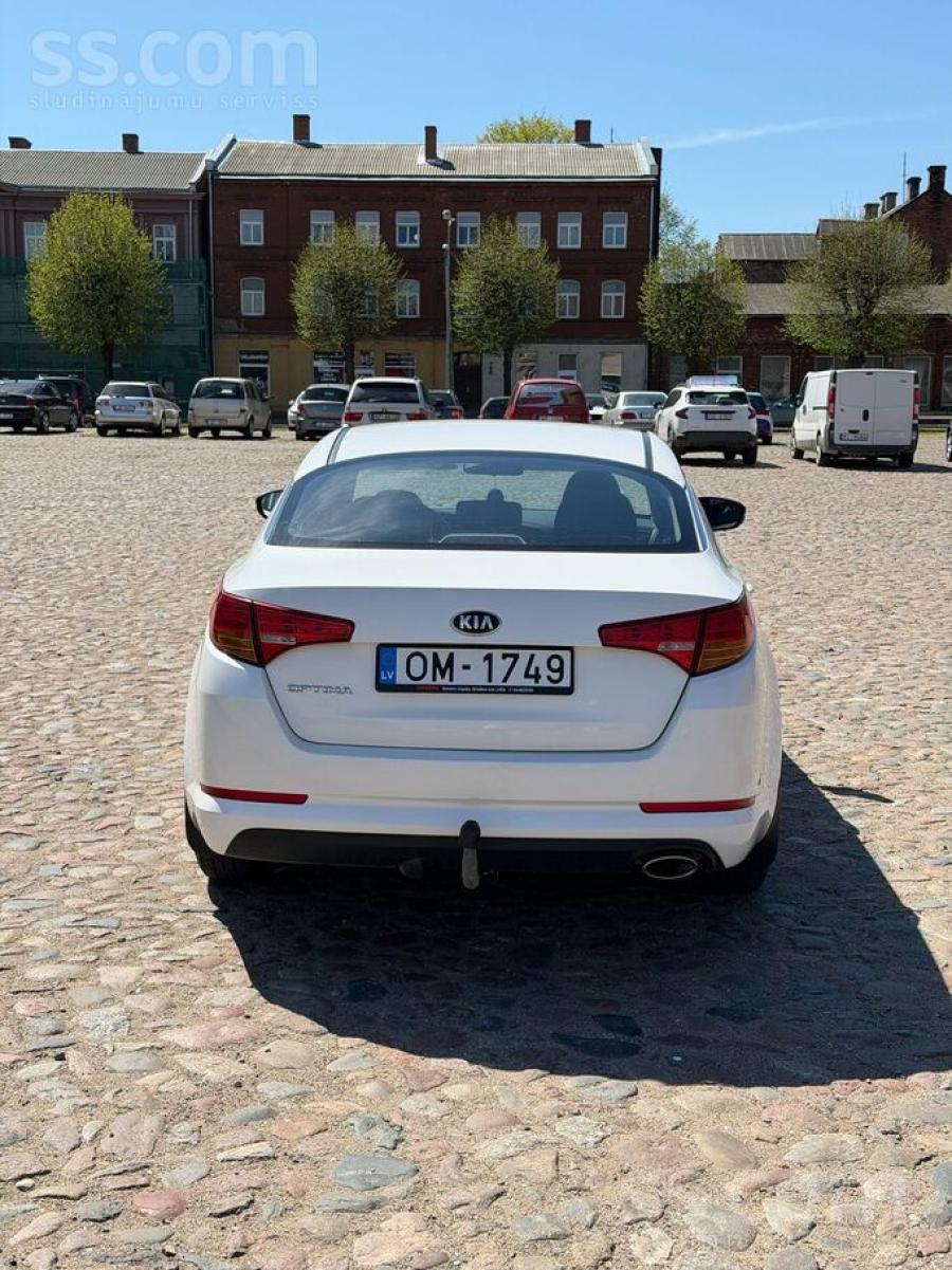 White Kia Optima 2013 in Liepaja, with an engine capacity of 2.00 L and mileage of 232 thousand km for 5700 €, photo 7 on AUTOMOTO.COM.LV