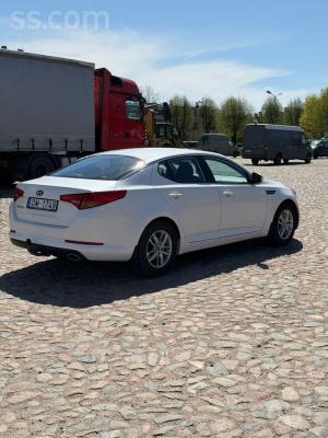 White Kia Optima 2013 in Liepaja, with an engine capacity of 2.00 L and mileage of 232 thousand km for 5700 €, photo 8 on AUTOMOTO.COM.LV