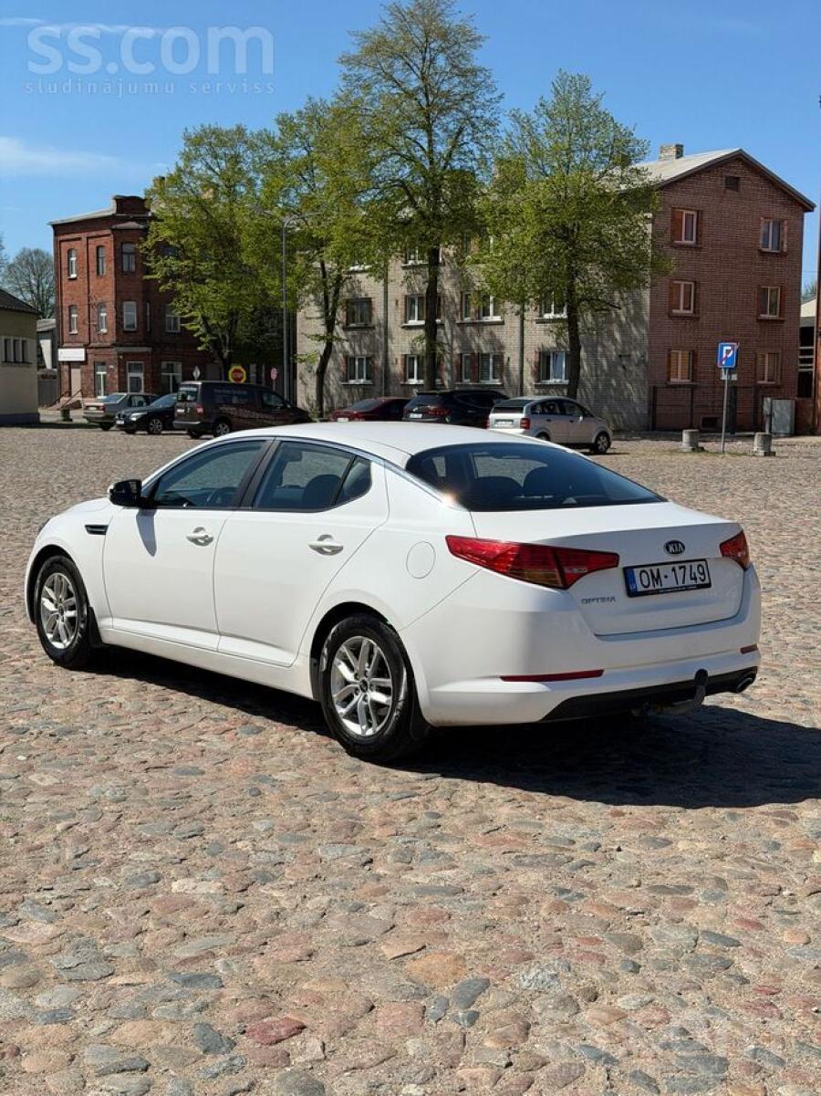 White Kia Optima 2013 in Liepaja, with an engine capacity of 2.00 L and mileage of 232 thousand km for 5700 €, photo 13 on AUTOMOTO.COM.LV