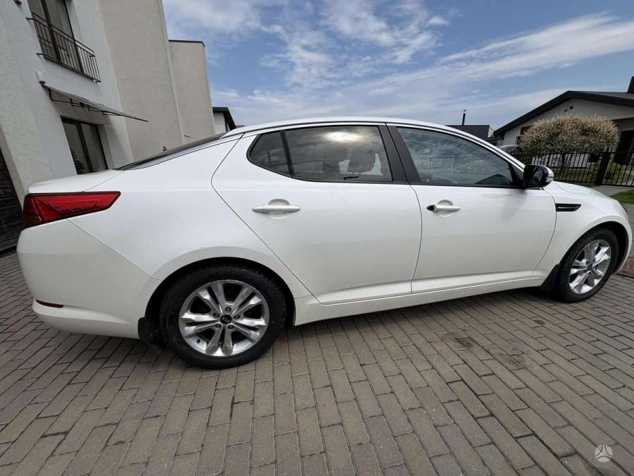 White Kia Optima 2013 in Vilnius, with an engine capacity of 1.69 L and mileage of 222 thousand km for 3100 €, photo 5 on AUTOMOTO.COM.LV