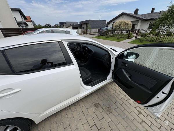 White Kia Optima 2013 in Vilnius, with an engine capacity of 1.69 L and mileage of 222 thousand km for 3100 €, photo 5 on AUTOMOTO.COM.LV