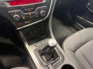 White Kia Optima 2013 in Kaunas, with an engine capacity of 2.00 L and mileage of 193 thousand km for 4900 €, photo 25 on AUTOMOTO.COM.LV