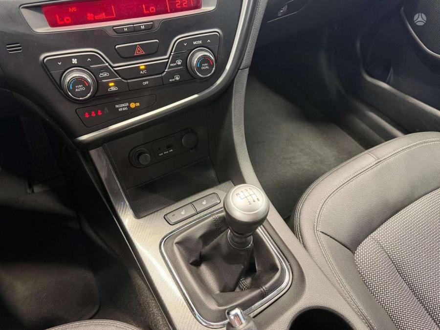 White Kia Optima 2013 in Kaunas, with an engine capacity of 2.00 L and mileage of 193 thousand km for 4900 €, photo 25 on AUTOMOTO.COM.LV