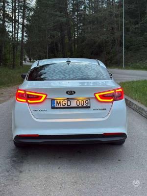White Kia Optima 2015 in Vilnius, with an engine capacity of 2.36 L and mileage of 260 thousand km for 7900 €, photo 8 on AUTOMOTO.COM.LV