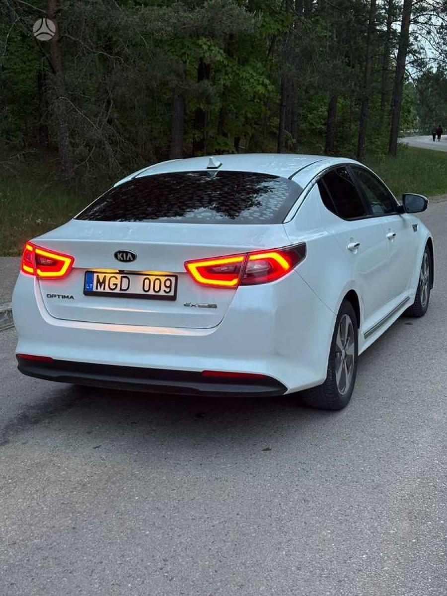White Kia Optima 2015 in Vilnius, with an engine capacity of 2.36 L and mileage of 260 thousand km for 7900 €, photo 9 on AUTOMOTO.COM.LV