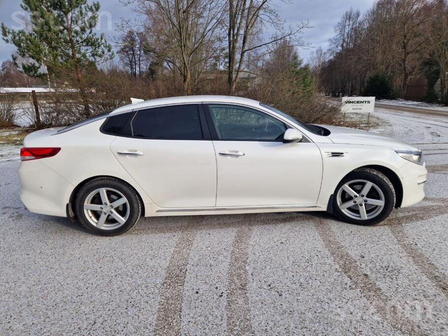 White Kia Optima 2016 in Riga, with an engine capacity of 1.70 L and mileage of 213 thousand km for 9900 €, photo 2 on AUTOMOTO.COM.LV