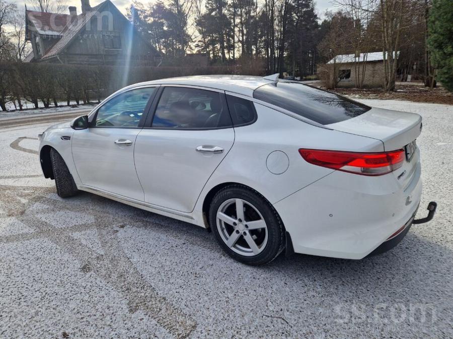White Kia Optima 2016 in Riga, with an engine capacity of 1.70 L and mileage of 213 thousand km for 9900 €, photo 5 on AUTOMOTO.COM.LV