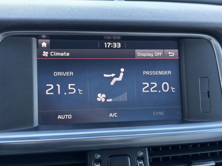 White Kia Optima 2016 in Parnu, with an engine capacity of 1.70 L and mileage of 133 thousand km for 12900 €, photo 13 on AUTOMOTO.COM.LV