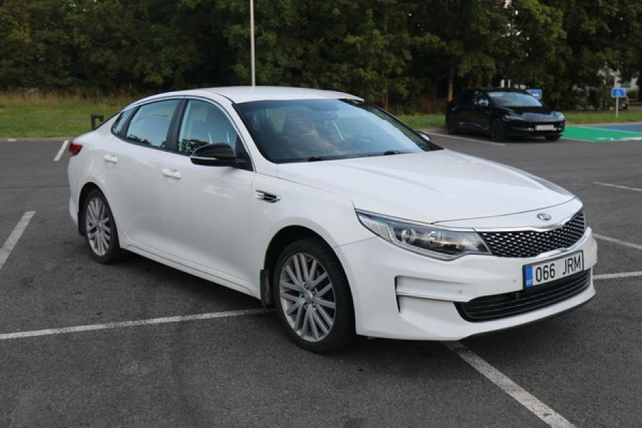 White Kia Optima 2016 in Narva, with an engine capacity of 1.70 L and mileage of 255 thousand km for 7500 €, photo 4 on AUTOMOTO.COM.LV