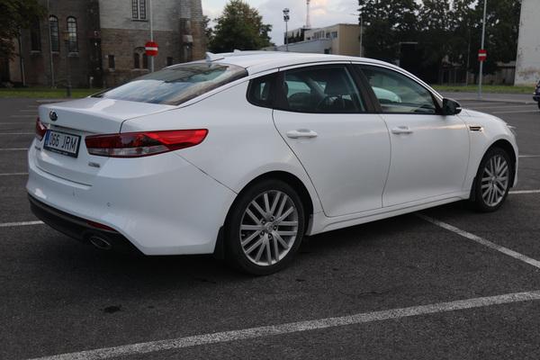 White Kia Optima 2016 in Narva, with an engine capacity of 1.70 L and mileage of 255 thousand km for 7500 €, photo 4 on AUTOMOTO.COM.LV