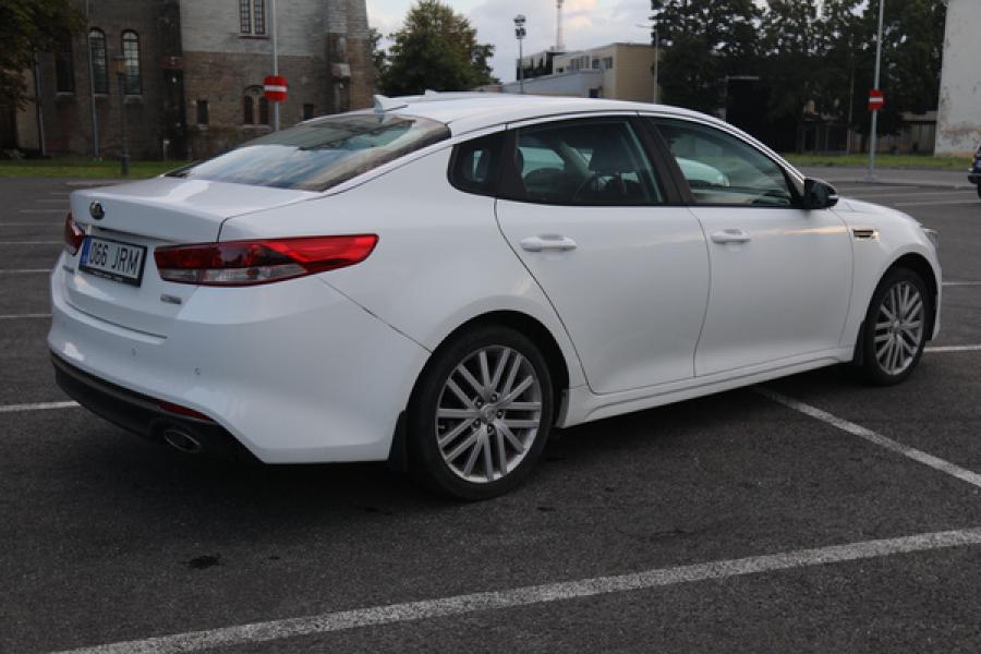 White Kia Optima 2016 in Narva, with an engine capacity of 1.70 L and mileage of 255 thousand km for 7500 €, photo 5 on AUTOMOTO.COM.LV