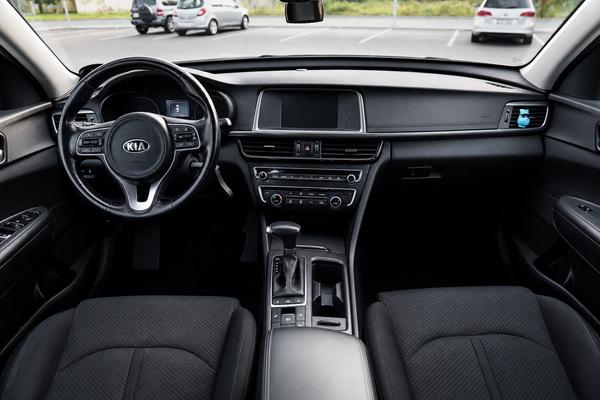 White Kia Optima 2016 in Narva, with an engine capacity of 1.70 L and mileage of 255 thousand km for 7500 €, photo 6 on AUTOMOTO.COM.LV