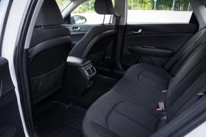 White Kia Optima 2016 in Narva, with an engine capacity of 1.70 L and mileage of 255 thousand km for 7500 €, photo 8 on AUTOMOTO.COM.LV