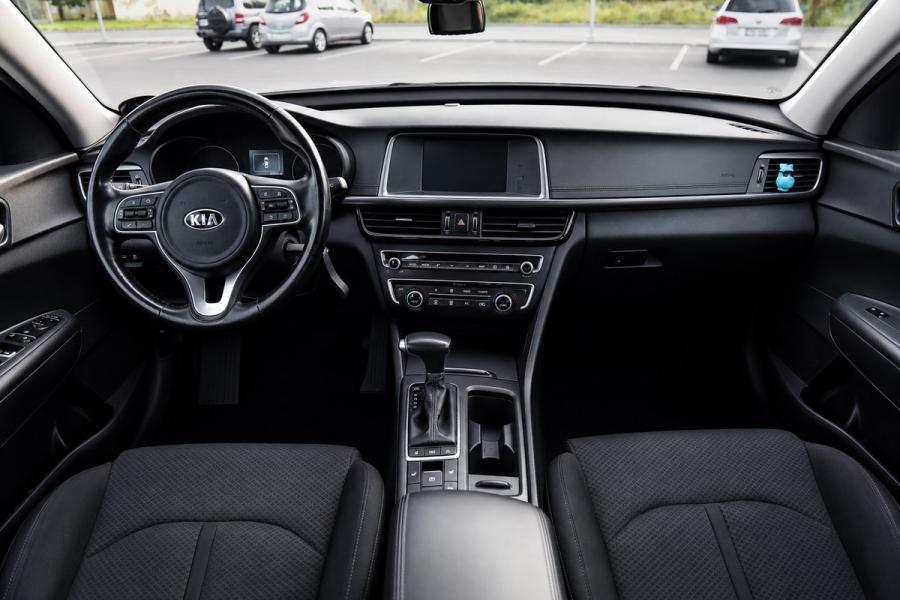 White Kia Optima 2016 in Narva, with an engine capacity of 1.70 L and mileage of 255 thousand km for 7500 €, photo 14 on AUTOMOTO.COM.LV