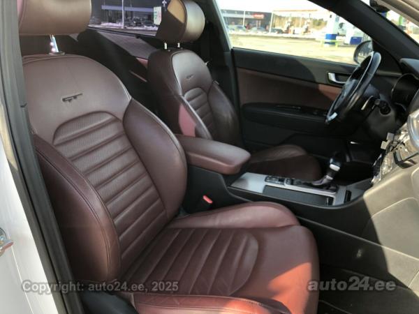 White Kia Optima 2018 in Tallinn, with an engine capacity of 2.00 L and mileage of 172 thousand km for 12999 €, photo 11 on AUTOMOTO.COM.LV