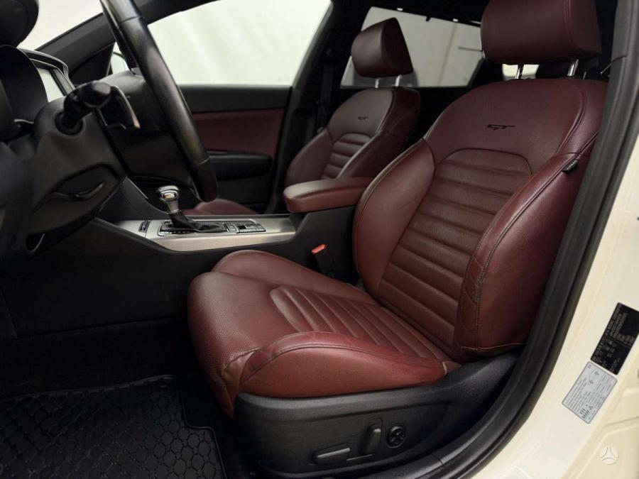 White Kia Optima 2016 in Vilnius, with an engine capacity of 2.00 L and mileage of 144 thousand km for 10850 €, photo 11 on AUTOMOTO.COM.LV