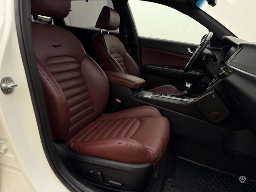 White Kia Optima 2016 in Vilnius, with an engine capacity of 2.00 L and mileage of 144 thousand km for 10800 €, photo 16 on AUTOMOTO.COM.LV