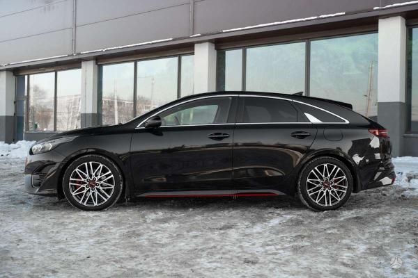 Melns Kia ProCeed 2023 Viļņa, ar dzinēja tilpumu 1.59 L un nobraukumu 12 tūkst. km par 22450 €, foto 2 vietnē AUTOMOTO.COM.LV