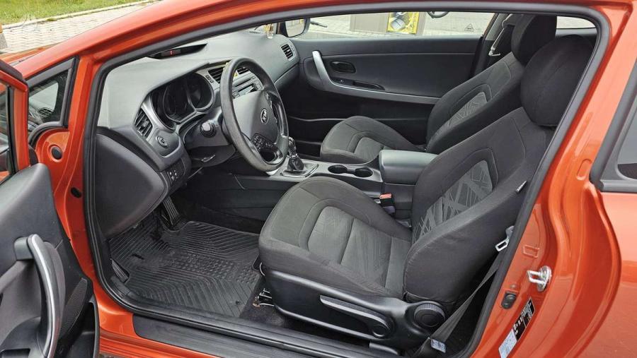 Orange Kia ProCeed 2013 in Kaunas, with an engine capacity of 1.40 L and mileage of 191 thousand km for 4750 €, photo 14 on AUTOMOTO.COM.LV