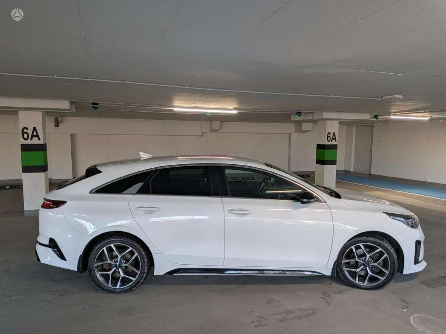 White Kia ProCeed 2021 in Vilnius, with an engine capacity of 1.48 L and mileage of 80 thousand km for 16800 €, photo 1 on AUTOMOTO.COM.LV