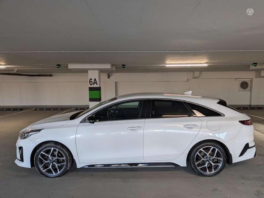 White Kia ProCeed 2021 in Vilnius, with an engine capacity of 1.48 L and mileage of 80 thousand km for 16800 €, photo 3 on AUTOMOTO.COM.LV