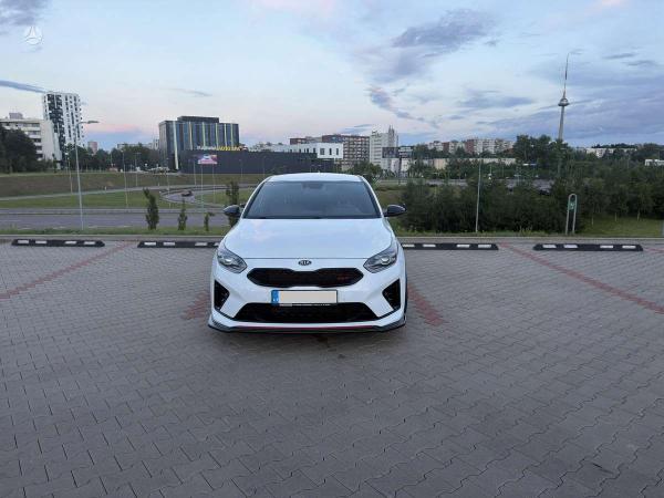 White Kia ProCeed 2021 in Vilnius, with an engine capacity of 1.59 L and mileage of 114 thousand km for 20500 €, photo 1 on AUTOMOTO.COM.LV