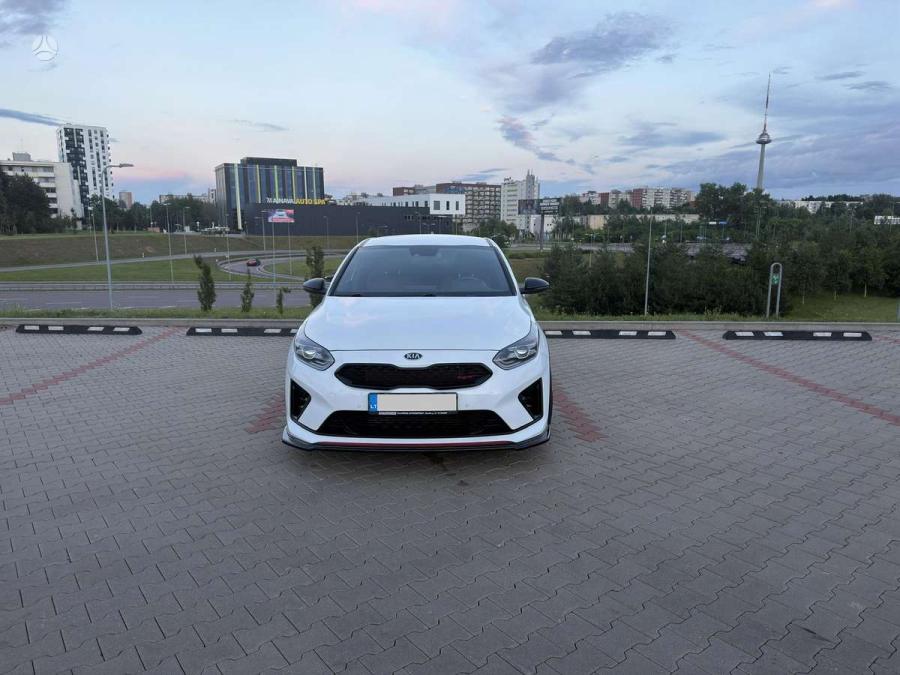 White Kia ProCeed 2021 in Vilnius, with an engine capacity of 1.59 L and mileage of 114 thousand km for 20500 €, photo 1 on AUTOMOTO.COM.LV