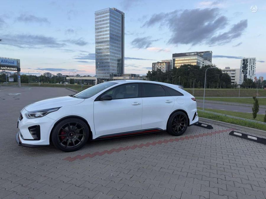 White Kia ProCeed 2021 in Vilnius, with an engine capacity of 1.59 L and mileage of 114 thousand km for 20500 €, photo 3 on AUTOMOTO.COM.LV