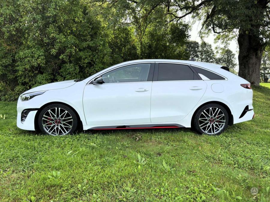 White Kia ProCeed 2024 in Riga, with an engine capacity of 1.59 L and mileage of 41 thousand km for 23500 €, photo 5 on AUTOMOTO.COM.LV