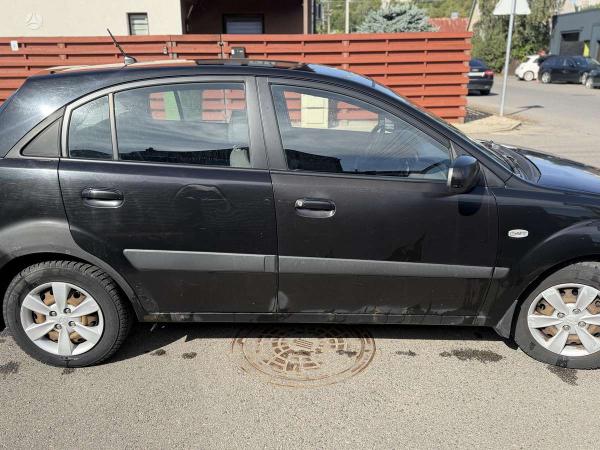 Kia Rio 2008 Kauņa vietnē Melns Kia Rio 2008 Kauņa, ar dzinēja tilpumu 1.40 L un nobraukumu 400 tūkst. km par 950 €, foto 6 vietnē AUTOMOTO.COM.LV