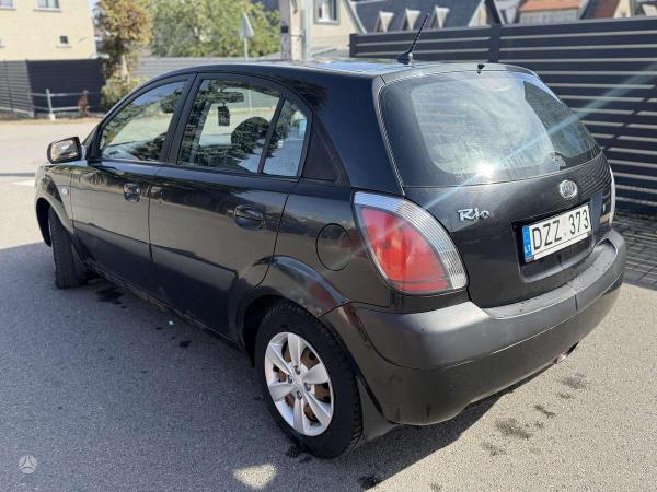 Kia Rio 2008 Kauņa vietnē Melns Kia Rio 2008 Kauņa, ar dzinēja tilpumu 1.40 L un nobraukumu 400 tūkst. km par 950 €, foto 9 vietnē AUTOMOTO.COM.LV