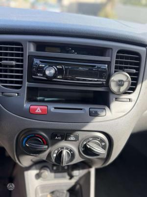 Melns Kia Rio 2008 Kauņa, ar dzinēja tilpumu 1.40 L un nobraukumu 400 tūkst. km par 950 €, foto 24 vietnē AUTOMOTO.COM.LV