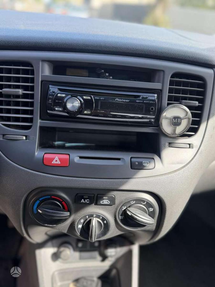 Melns Kia Rio 2008 Kauņa, ar dzinēja tilpumu 1.40 L un nobraukumu 400 tūkst. km par 950 €, foto 24 vietnē AUTOMOTO.COM.LV