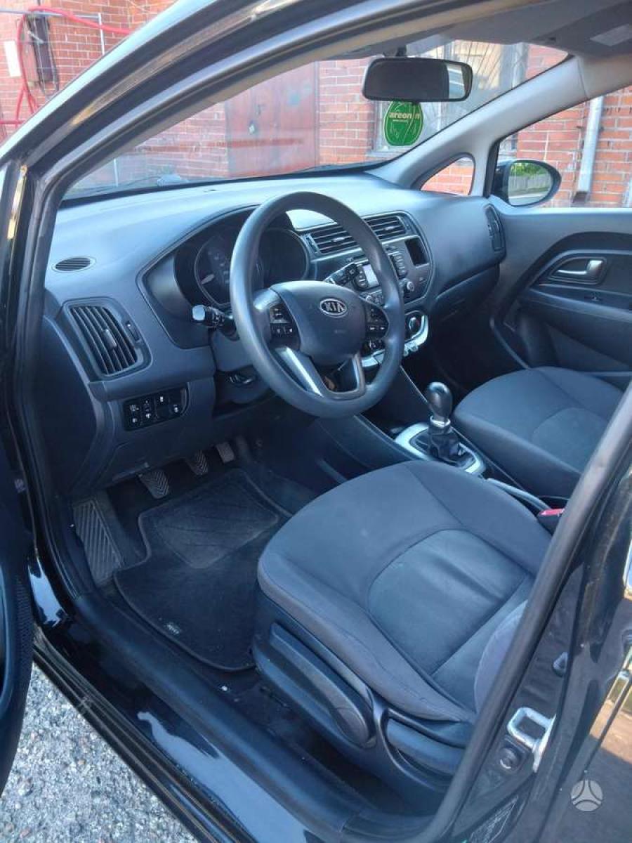 Black Kia Rio 2012 in Kaunas, with an engine capacity of 1.10 L and mileage of 230 thousand km for 3300 €, photo 8 on AUTOMOTO.COM.LV