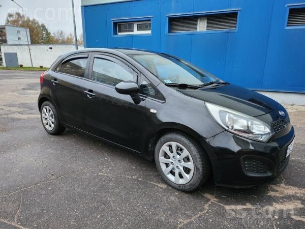 Black Kia Rio 2012 in Jelgava, with an engine capacity of 1.10 L and mileage of 299 thousand km for 2950 €, photo 1 on AUTOMOTO.COM.LV