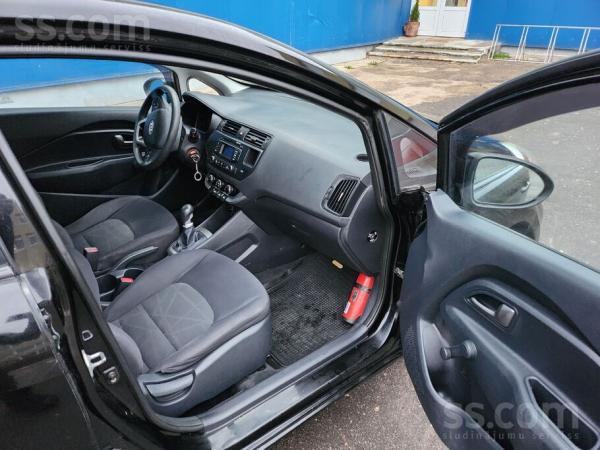 Black Kia Rio 2012 in Jelgava, with an engine capacity of 1.10 L and mileage of 299 thousand km for 2950 €, photo 7 on AUTOMOTO.COM.LV