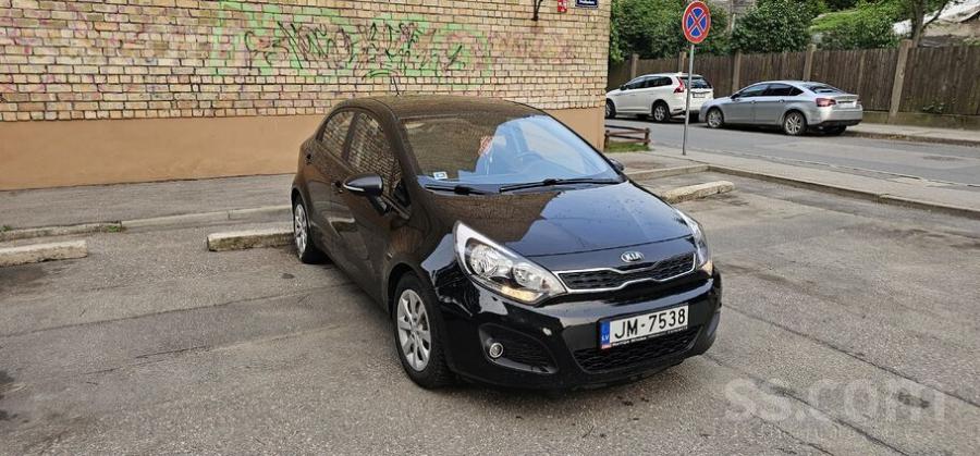 Black Kia Rio 2014 in Riga, with an engine capacity of 1.20 L and mileage of 380 thousand km for 7550 €, photo 1 on AUTOMOTO.COM.LV