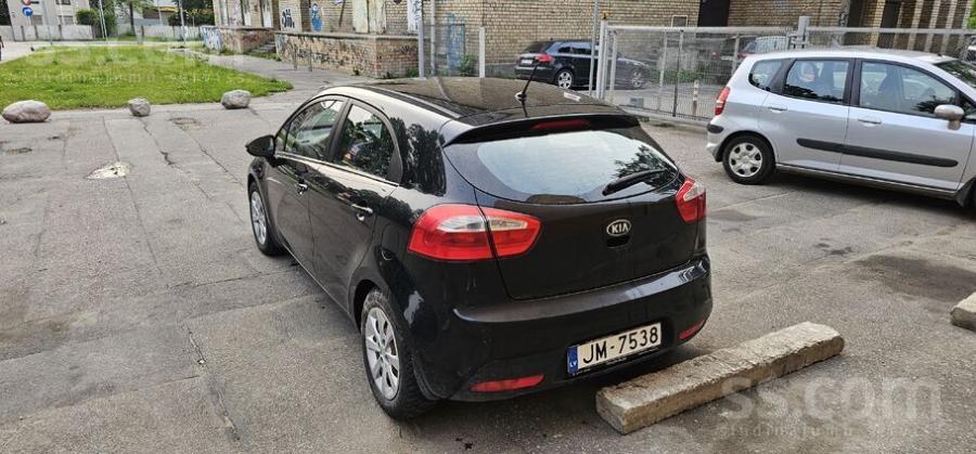 Black Kia Rio 2014 in Riga, with an engine capacity of 1.20 L and mileage of 380 thousand km for 7550 €, photo 3 on AUTOMOTO.COM.LV