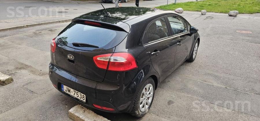 Black Kia Rio 2014 in Riga, with an engine capacity of 1.20 L and mileage of 380 thousand km for 7550 €, photo 4 on AUTOMOTO.COM.LV