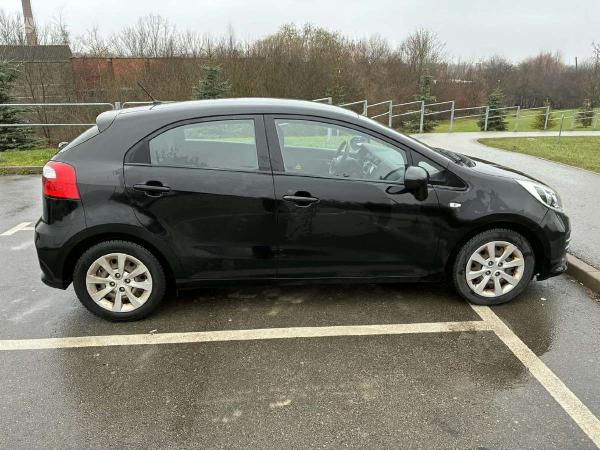 Black Kia Rio 2015 in Siauliai, with an engine capacity of 1.12 L and mileage of 220 thousand km for 3450 €, photo 2 on AUTOMOTO.COM.LV