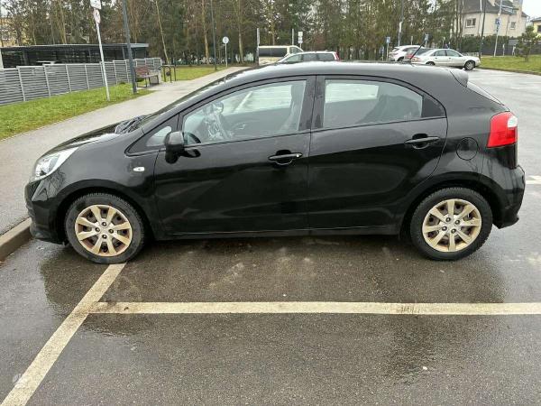 Black Kia Rio 2015 in Siauliai, with an engine capacity of 1.12 L and mileage of 220 thousand km for 3450 €, photo 4 on AUTOMOTO.COM.LV