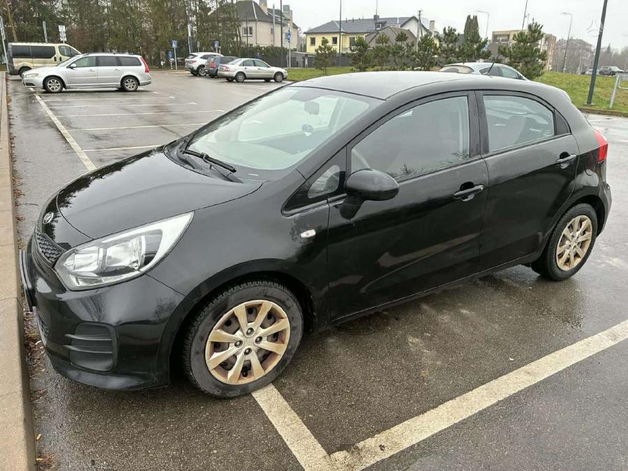 Black Kia Rio 2015 in Siauliai, with an engine capacity of 1.12 L and mileage of 220 thousand km for 3450 €, photo 5 on AUTOMOTO.COM.LV