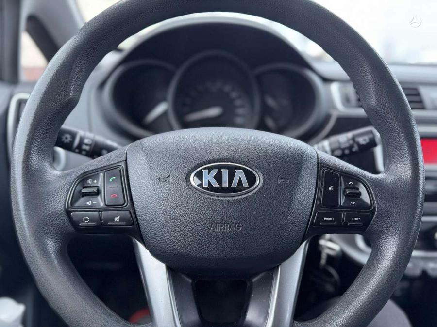 Black Kia Rio 2016 in Kretinga, with an engine capacity of 1.12 L and mileage of 220 thousand km for 3495 €, photo 14 on AUTOMOTO.COM.LV