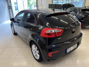 Black Kia Rio 2017 in Riga, with an engine capacity of 1.40 L and mileage of 134 thousand km for 7500 €, photo 4 on AUTOMOTO.COM.LV