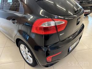 Black Kia Rio 2017 in Riga, with an engine capacity of 1.40 L and mileage of 134 thousand km for 7500 €, photo 8 on AUTOMOTO.COM.LV